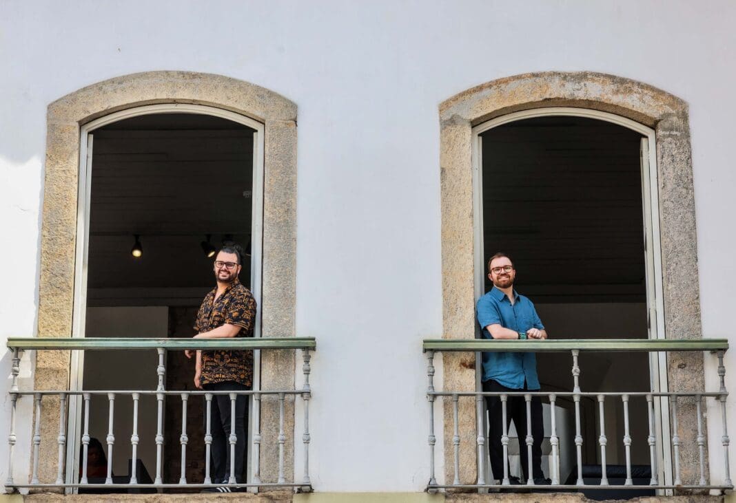 Carnavalescos Gabriel Haddad e Leonardo Bora apresentam instalação ...