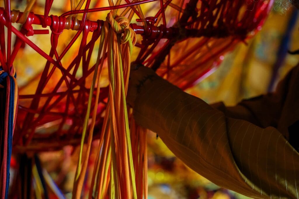 Carnavalescos Gabriel Haddad e Leonardo Bora apresentam instalação ...