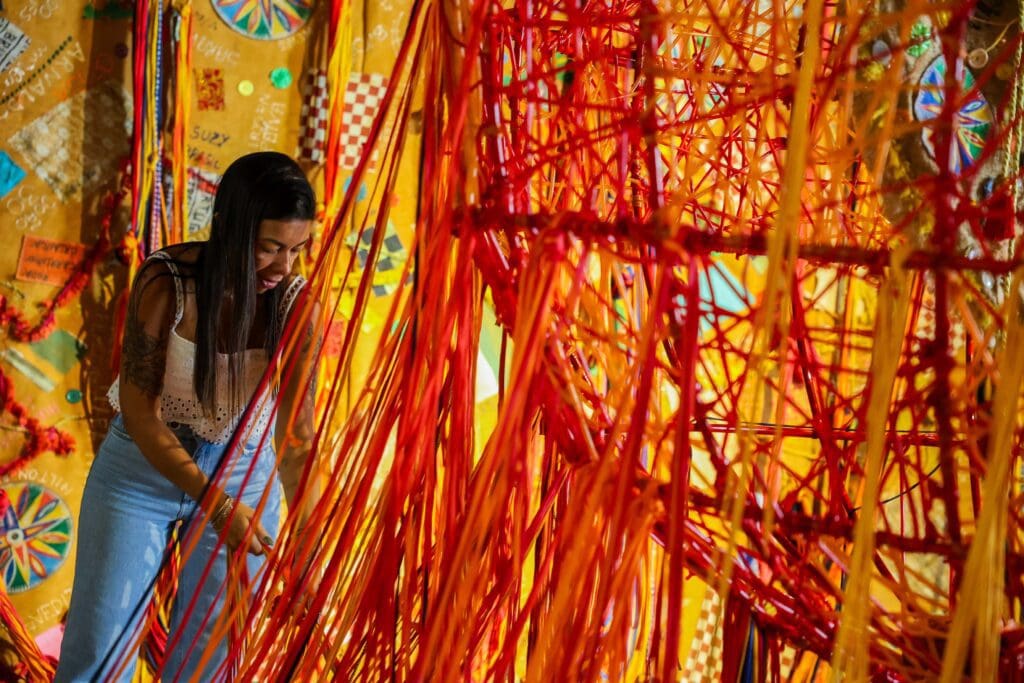 Carnavalescos Gabriel Haddad e Leonardo Bora apresentam instalação ...